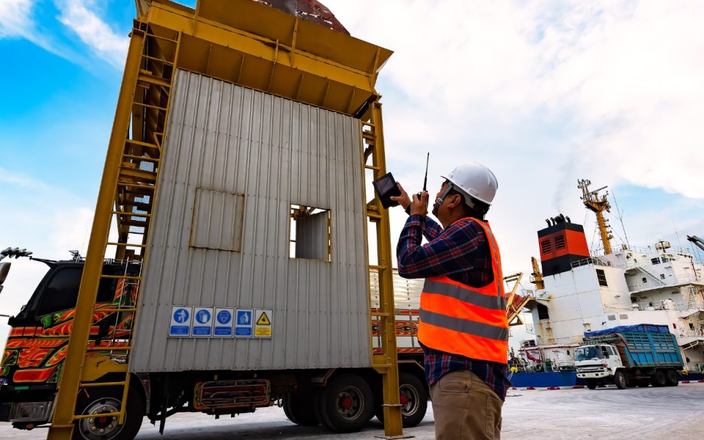 Stevedoring: Pengertian, Tugas, dan Manfaatnya, Wajib Tahu!