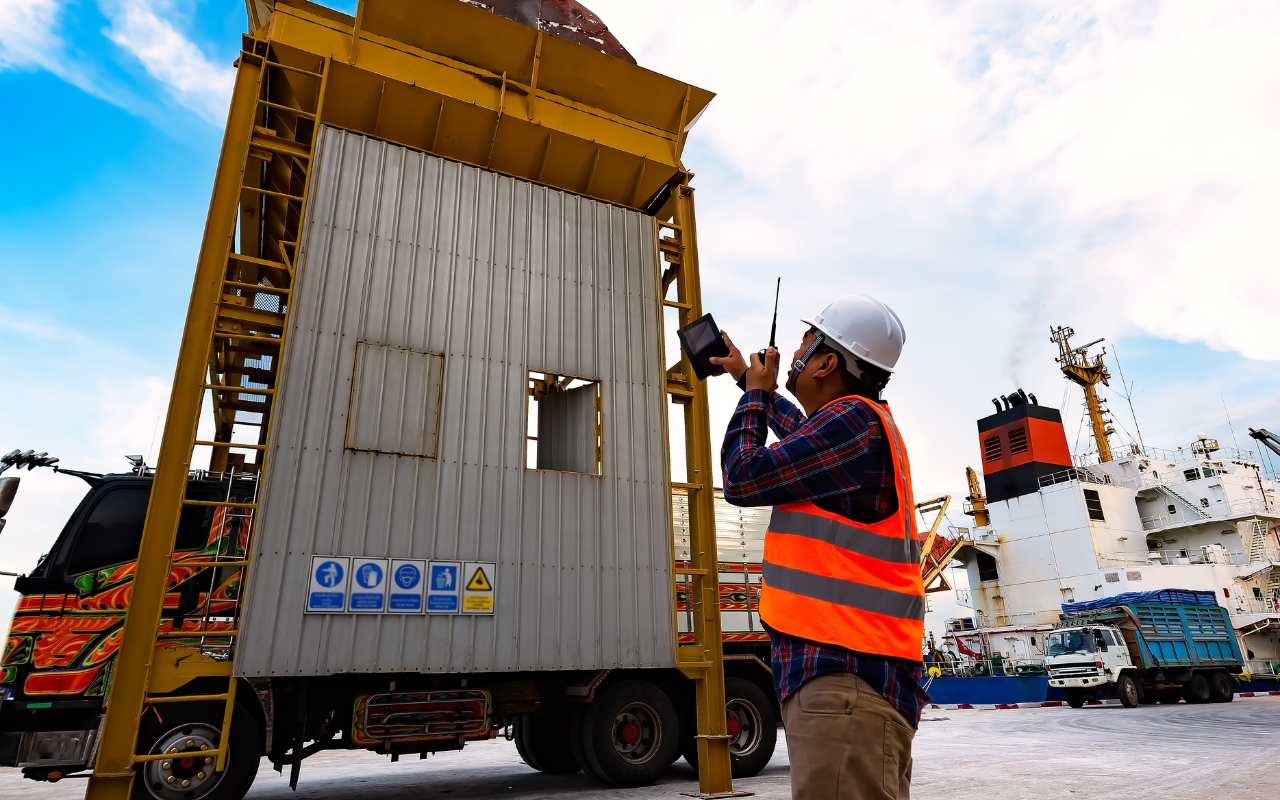 Stevedoring: Pengertian, Tugas, dan Manfaatnya, Wajib Tahu!